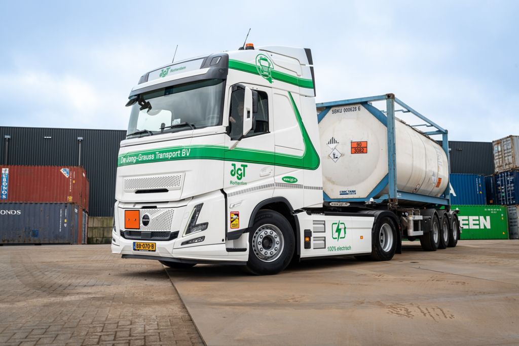 Primeur: eerste Volvo FH Aero Electric met ADR AT-goedkeuring voor JGT | Volvo Trucks